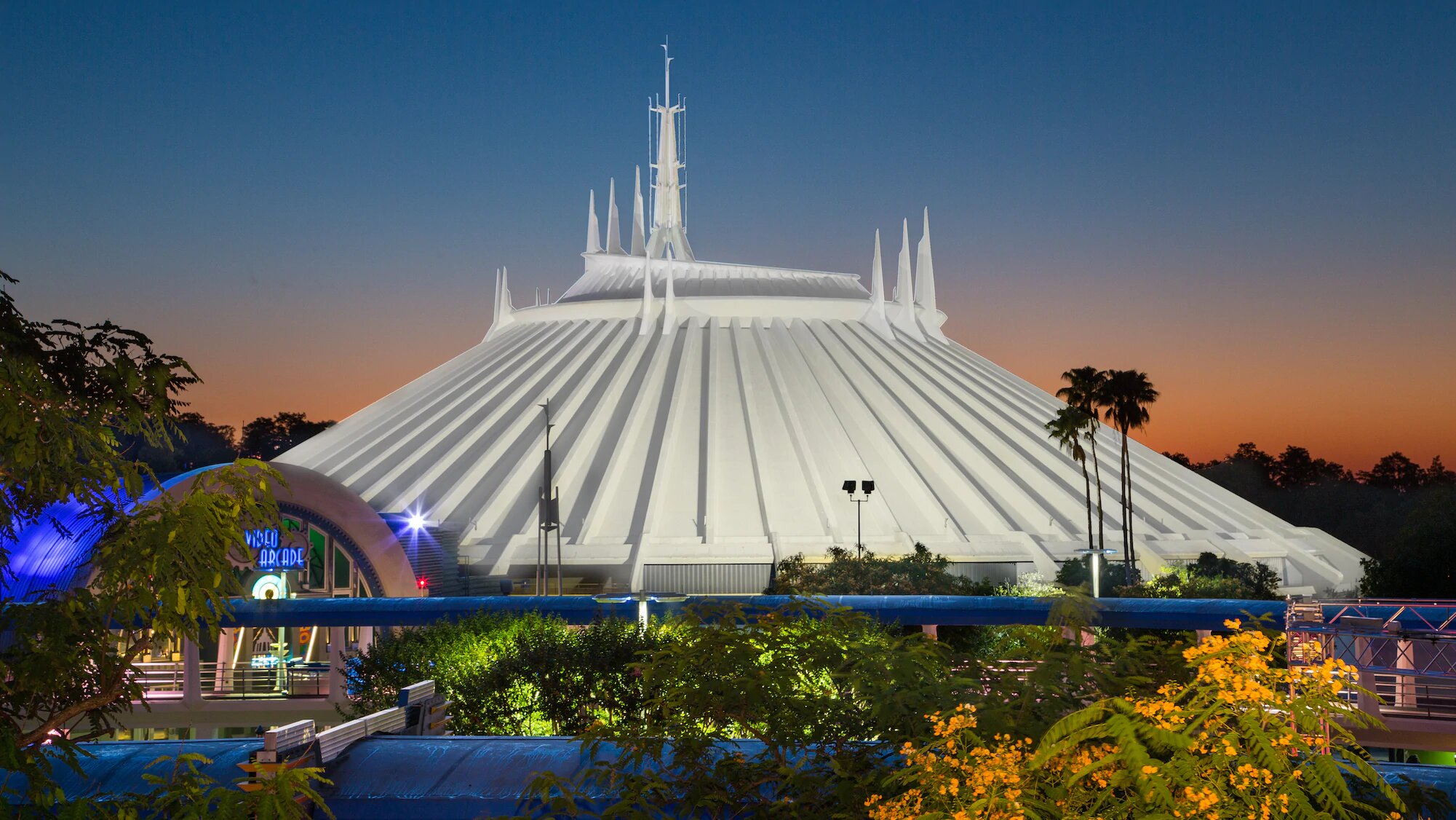 Disney a trouvé des nouveaux scénaristes pour son film Space Mountain ...