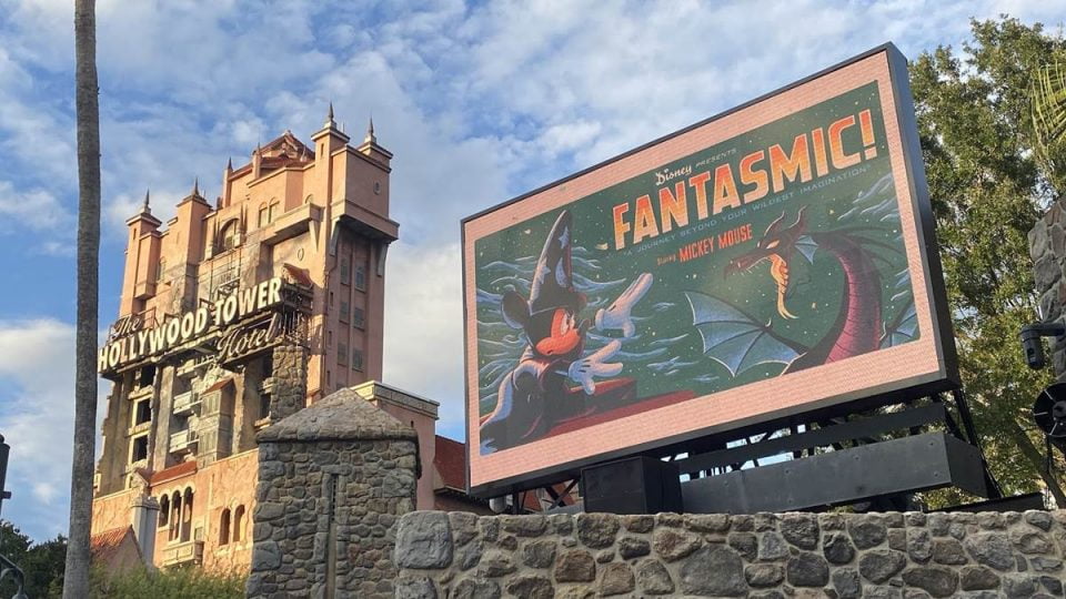 Un nouveau panneau d'affichage numérique célèbre Fantasmic aux Disney's ...