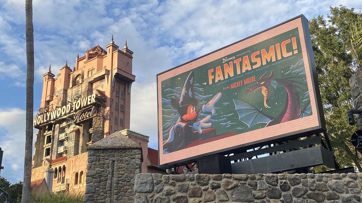 Un nouveau panneau d'affichage numérique célèbre Fantasmic aux Disney's ...