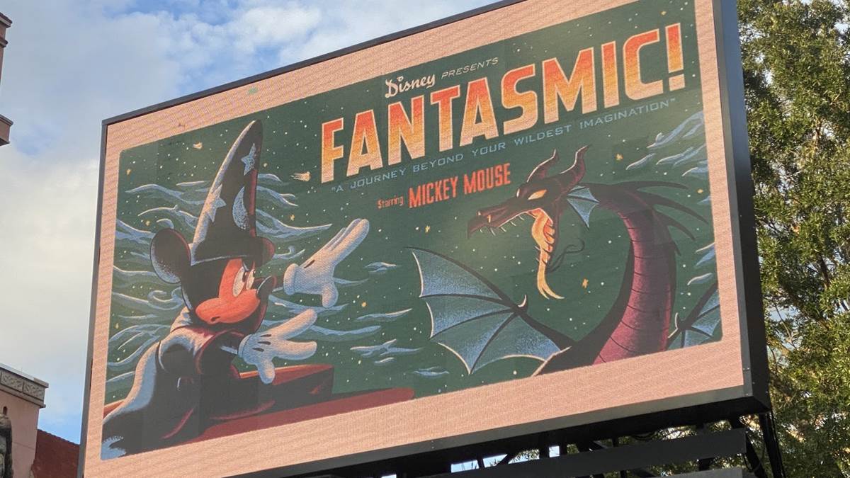 Un nouveau panneau d'affichage numérique célèbre Fantasmic aux Disney's ...
