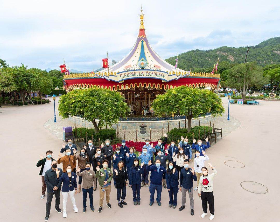Cinderella Carousel à Hong Kong Disneyland a reçu de nouvelles couleurs ...