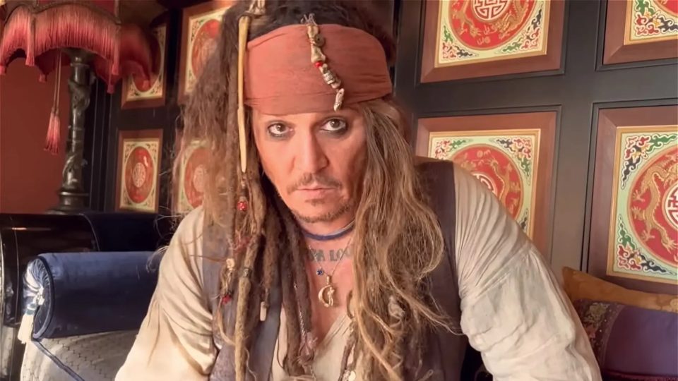 Johnny Depp renfile le costume de Jack Sparrow pour faire une surprise ...