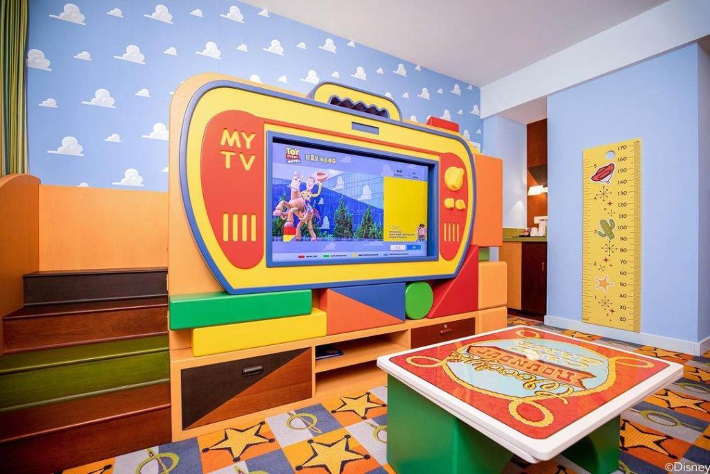 Walt Disney Imagineering partage un aperçu des nouvelles chambres Buzz ...
