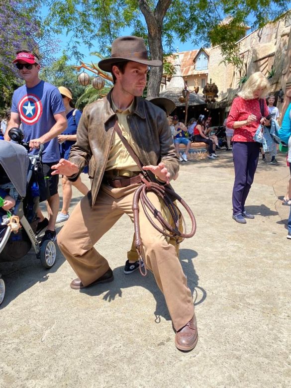 Indiana Jones apparaît en chair et en os à Disneyland | Disneyphile