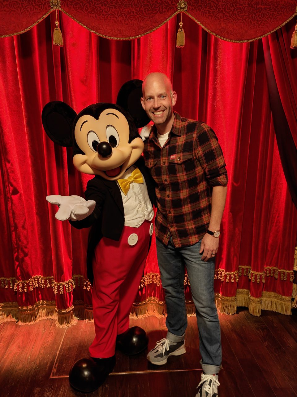 Rencontre avec Bret Iwan, voix américaine de Mickey Mouse | Disneyphile