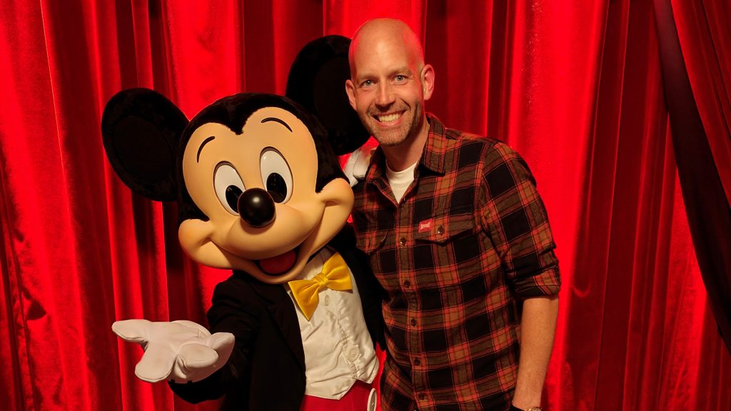 Rencontre avec Bret Iwan, voix américaine de Mickey Mouse | Disneyphile