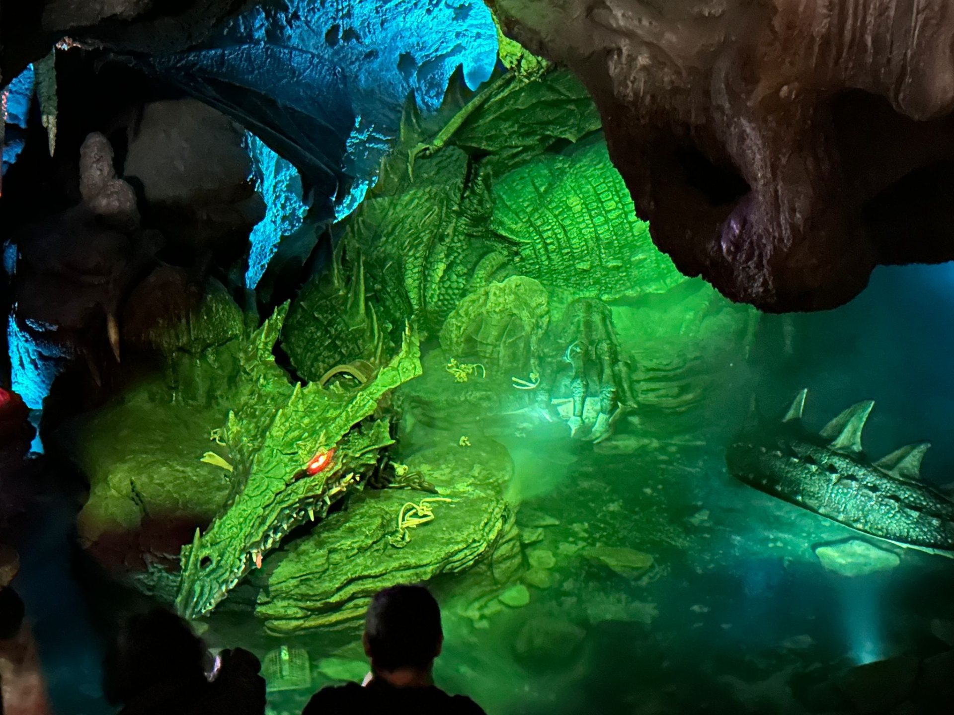 Disneyland Paris met à jour son attraction La Tanière du Dragon ...