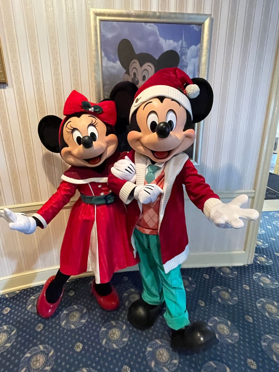 Mickey et ses Amis dévoilent leurs nouvelles tenues de Noël 2023 à ...