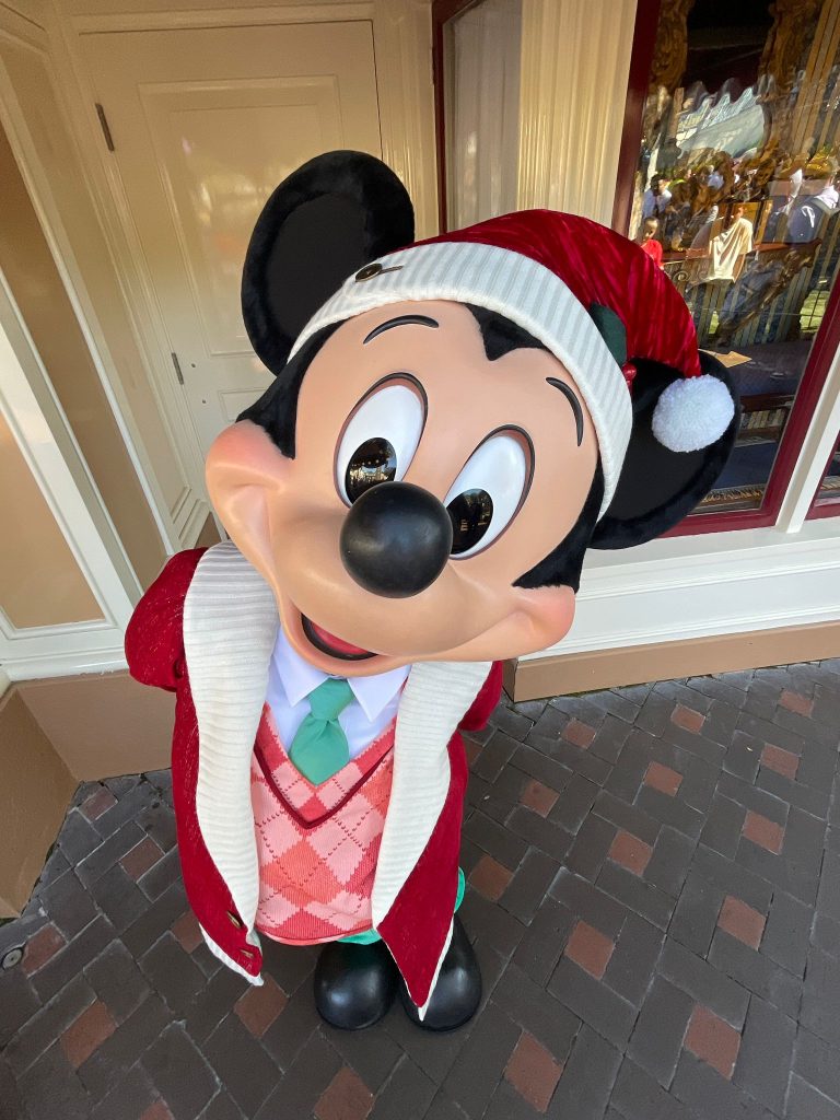 Mickey et ses Amis dévoilent leurs nouvelles tenues de Noël 2023 à ...