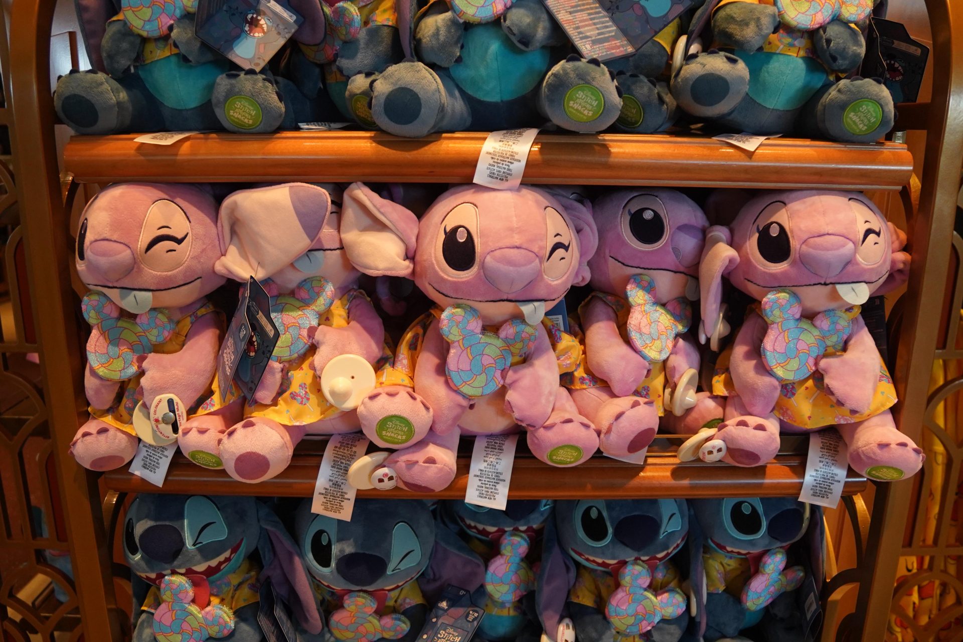 Stitch et Angel dévorent tous les snacks de Disneyland Paris | Disneyphile