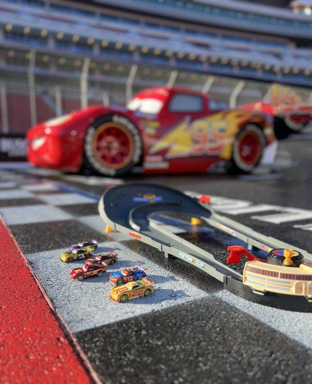 Les pilotes de NASCAR et la saga Cars inspirent de nouveaux jouets ...