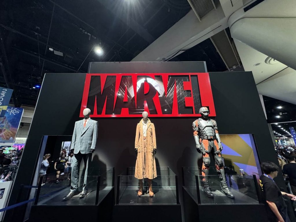Des costumes et des histoires mis en avant sur le stand Marvel Studios ...