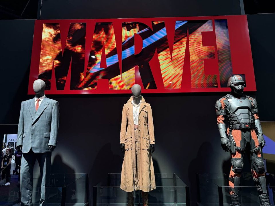 Des costumes et des histoires mis en avant sur le stand Marvel Studios ...