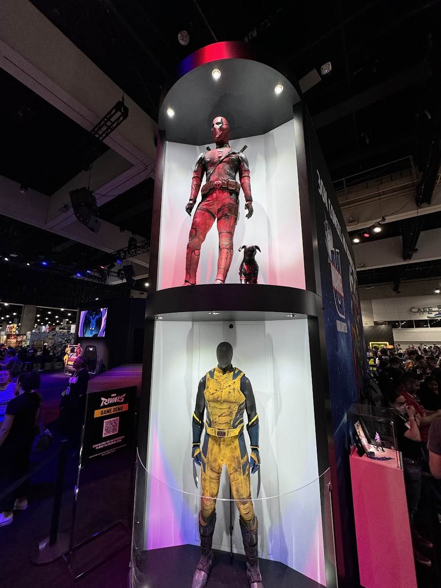 Des costumes et des histoires mis en avant sur le stand Marvel Studios ...