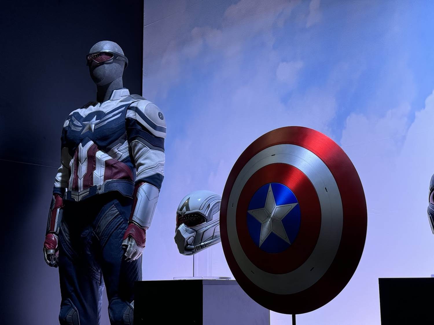 Des costumes et des histoires mis en avant sur le stand Marvel Studios ...