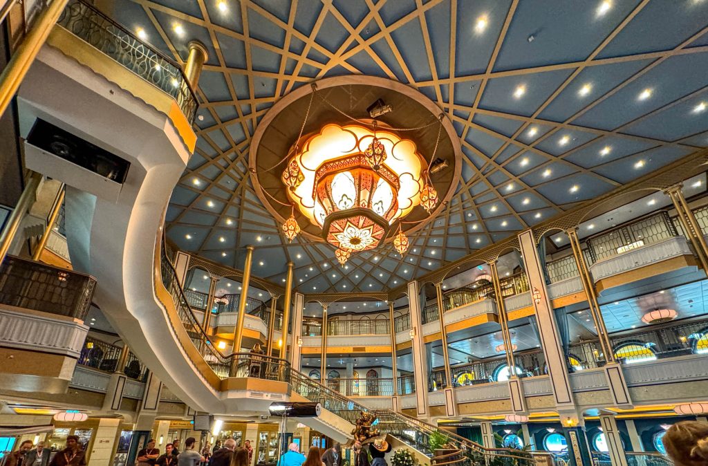Premier aperçu du Grand Hall du Disney Treasure | Disneyphile