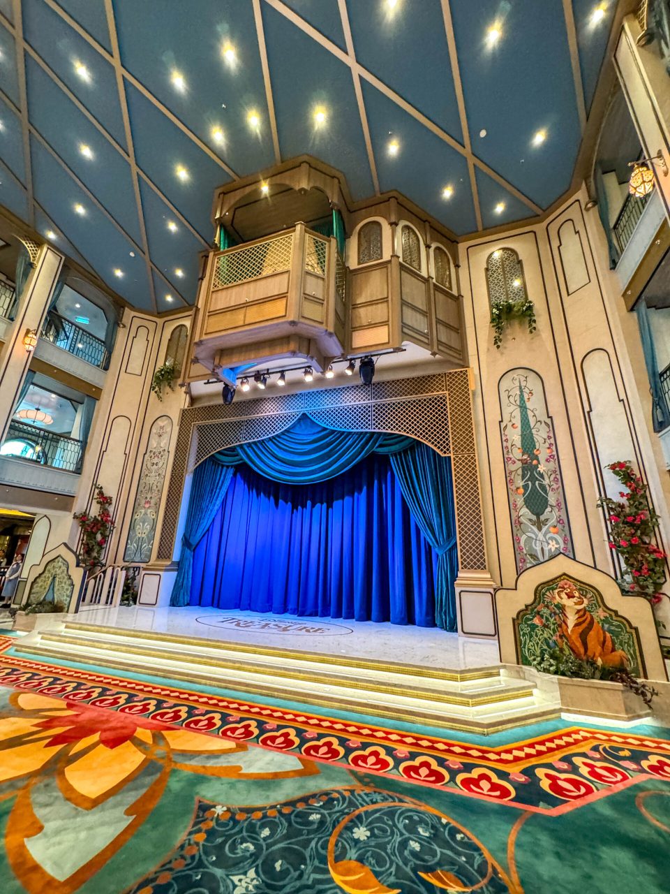 Premier aperçu du Grand Hall du Disney Treasure | Disneyphile