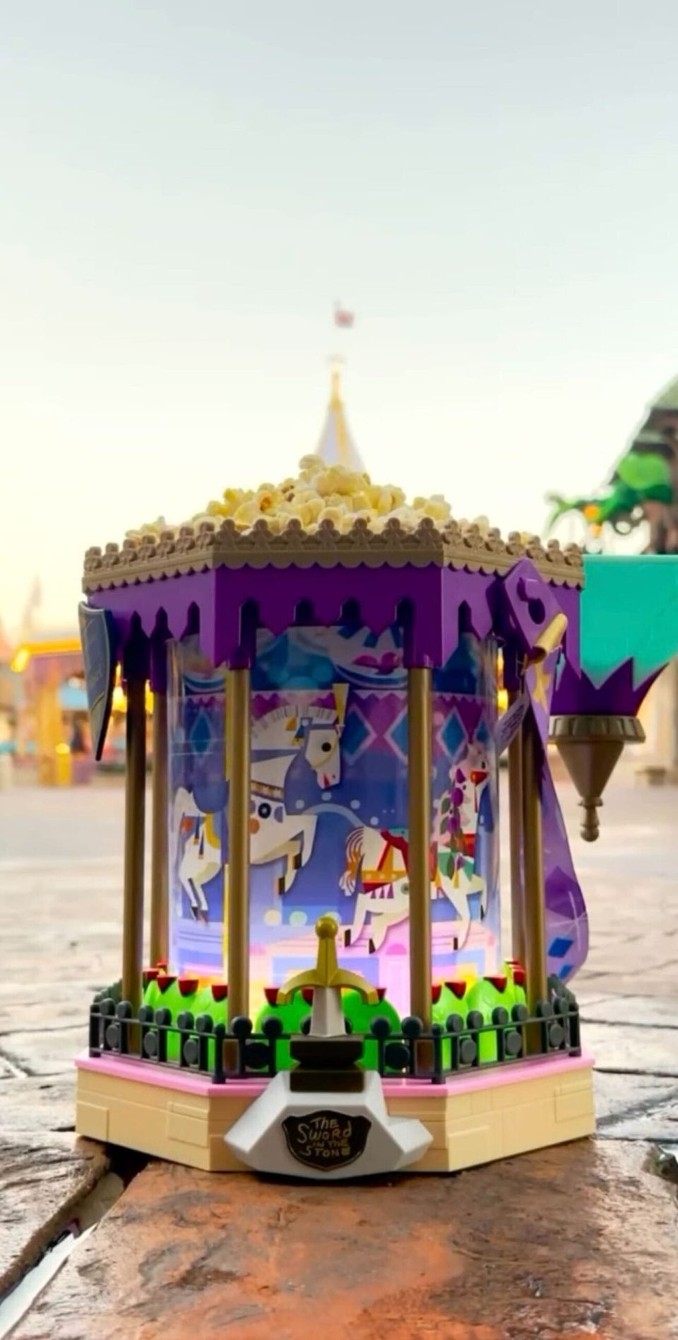 Un nouveau seau à pop-corn Prince Charming Regal Carrousel au Magic ...