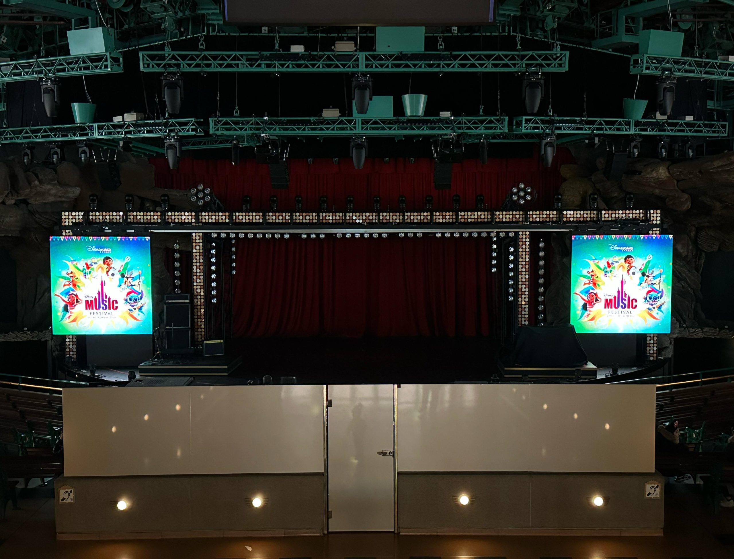 Videopolis Theater se prépare pour le Disney Music Festival | Disneyphile
