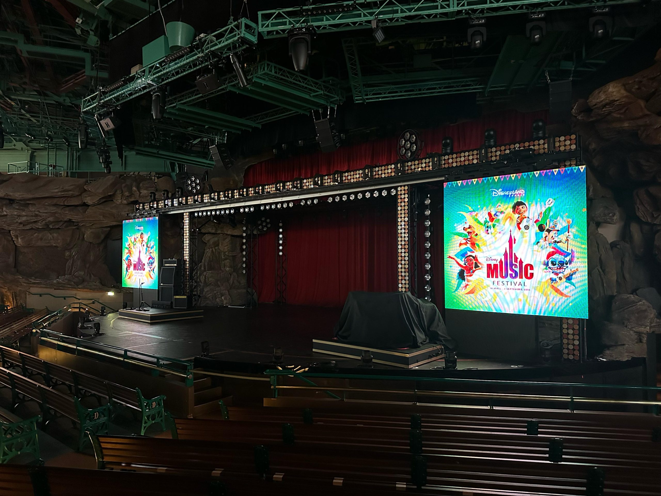 Videopolis Theater se prépare pour le Disney Music Festival | Disneyphile