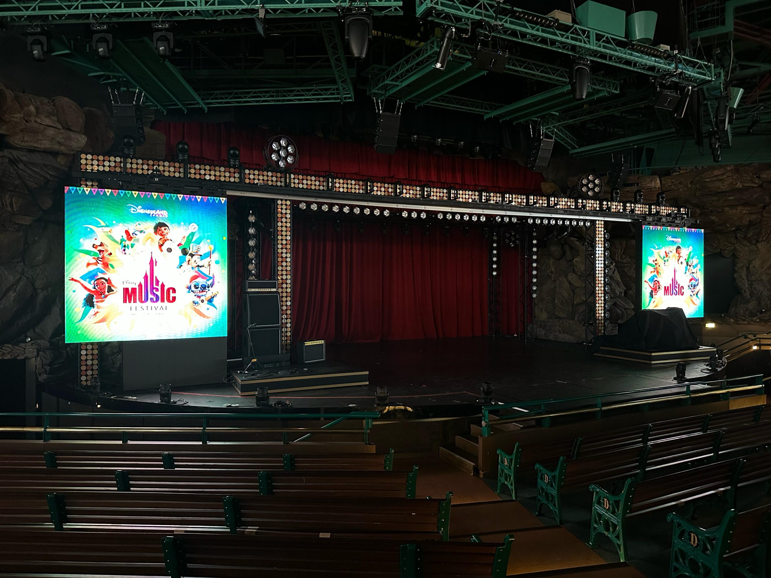 Videopolis Theater se prépare pour le Disney Music Festival | Disneyphile