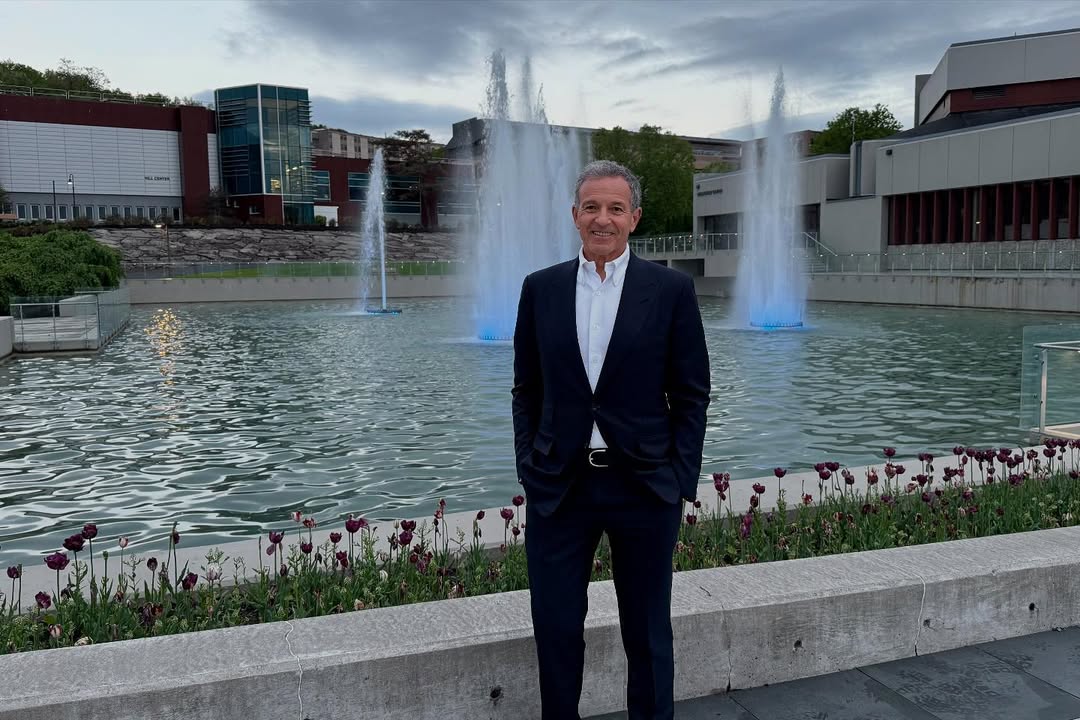 Bob Iger, PDG de Disney, reçoit un doctorat honorifique de l’Ithaca ...