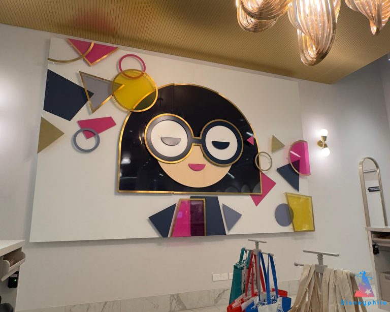 Une nouvelle fresque d’Edna Mode embellit la boutique Disney Style à ...