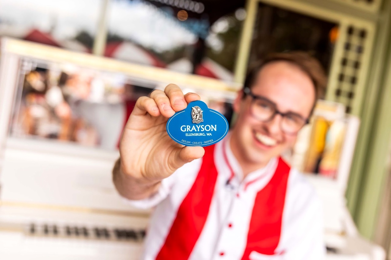 Le pianiste Grayson Smith du Magic Kingdom distingué par le Walt Disney ...