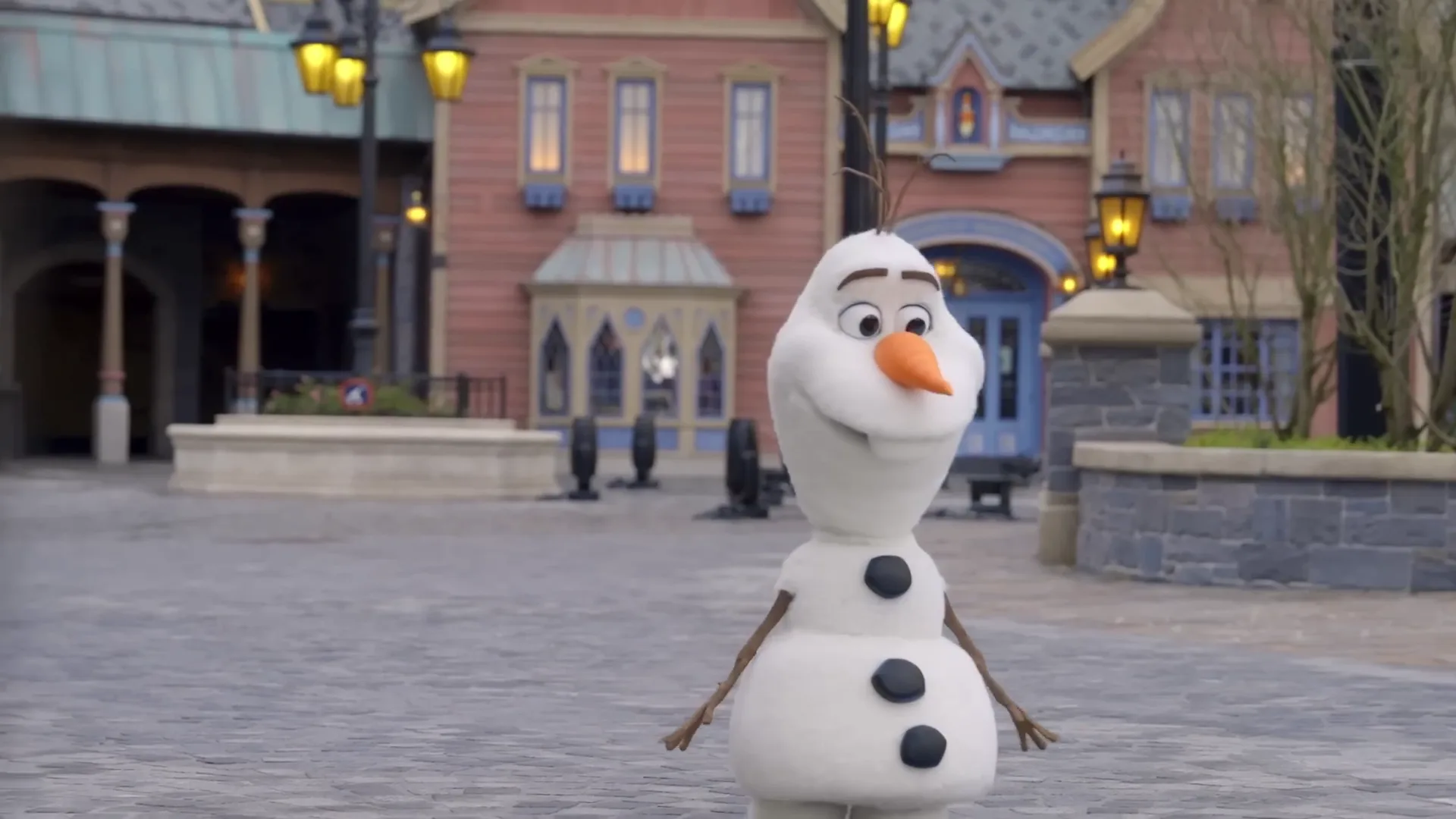 Premier aperçu de l'audio-animatronique d'Olaf qui rencontrera les ...