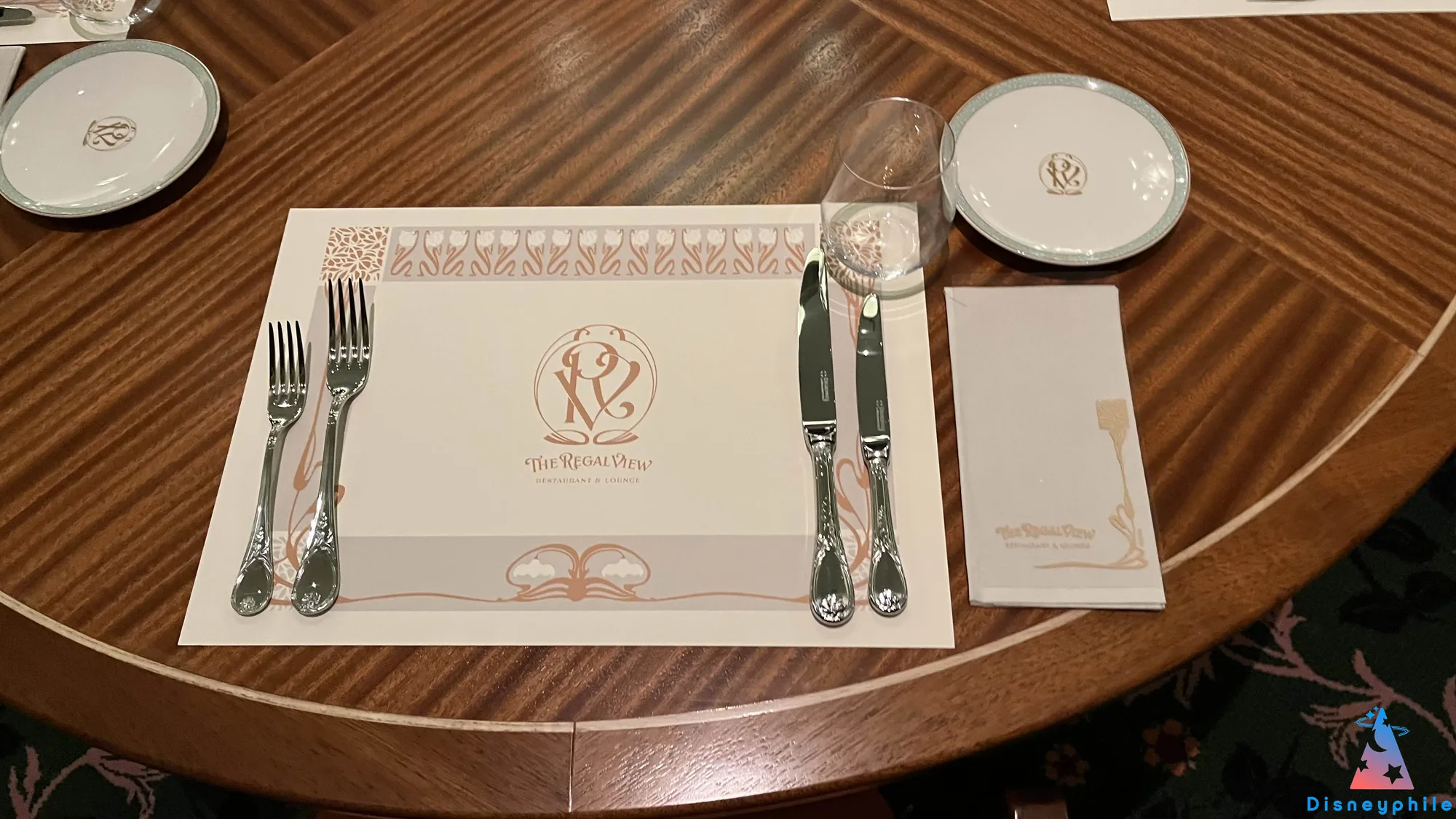 On a visité l'intérieur de The Regal View Restaurant à Disney Adventure ...