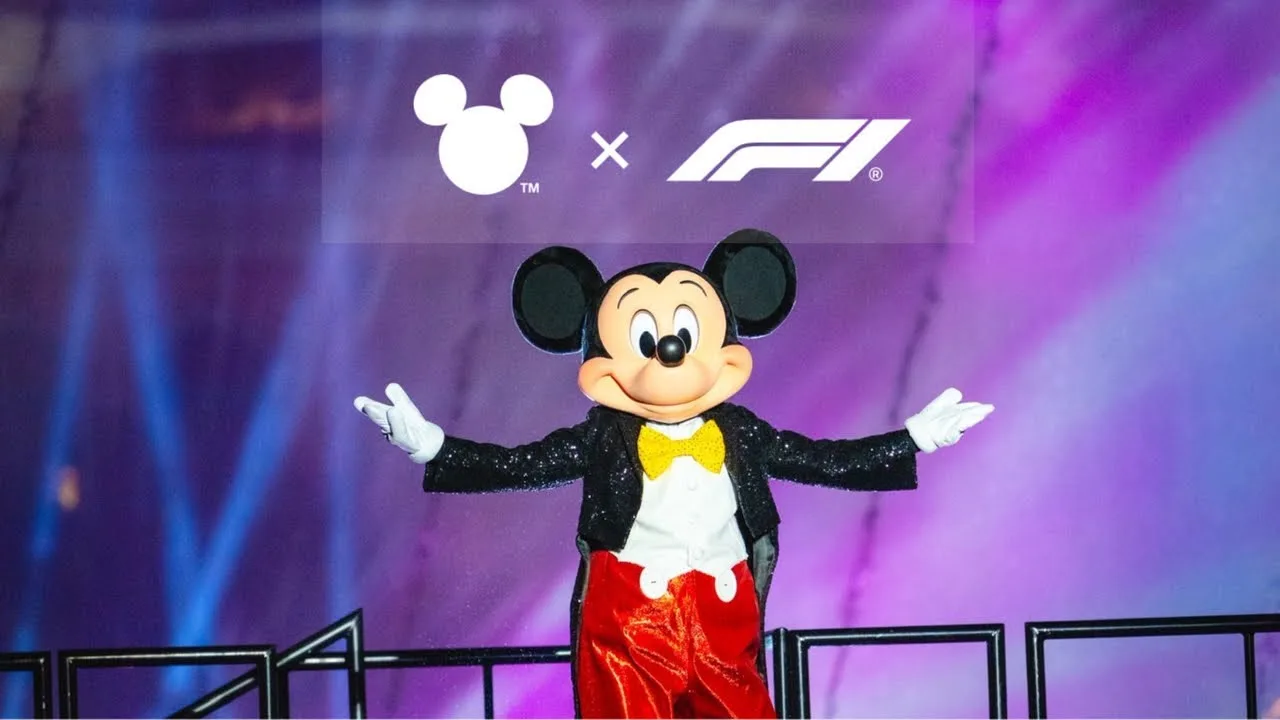 Mickey Mouse aux commandes d'un spectacle enchanteur pour le Grand Prix ...