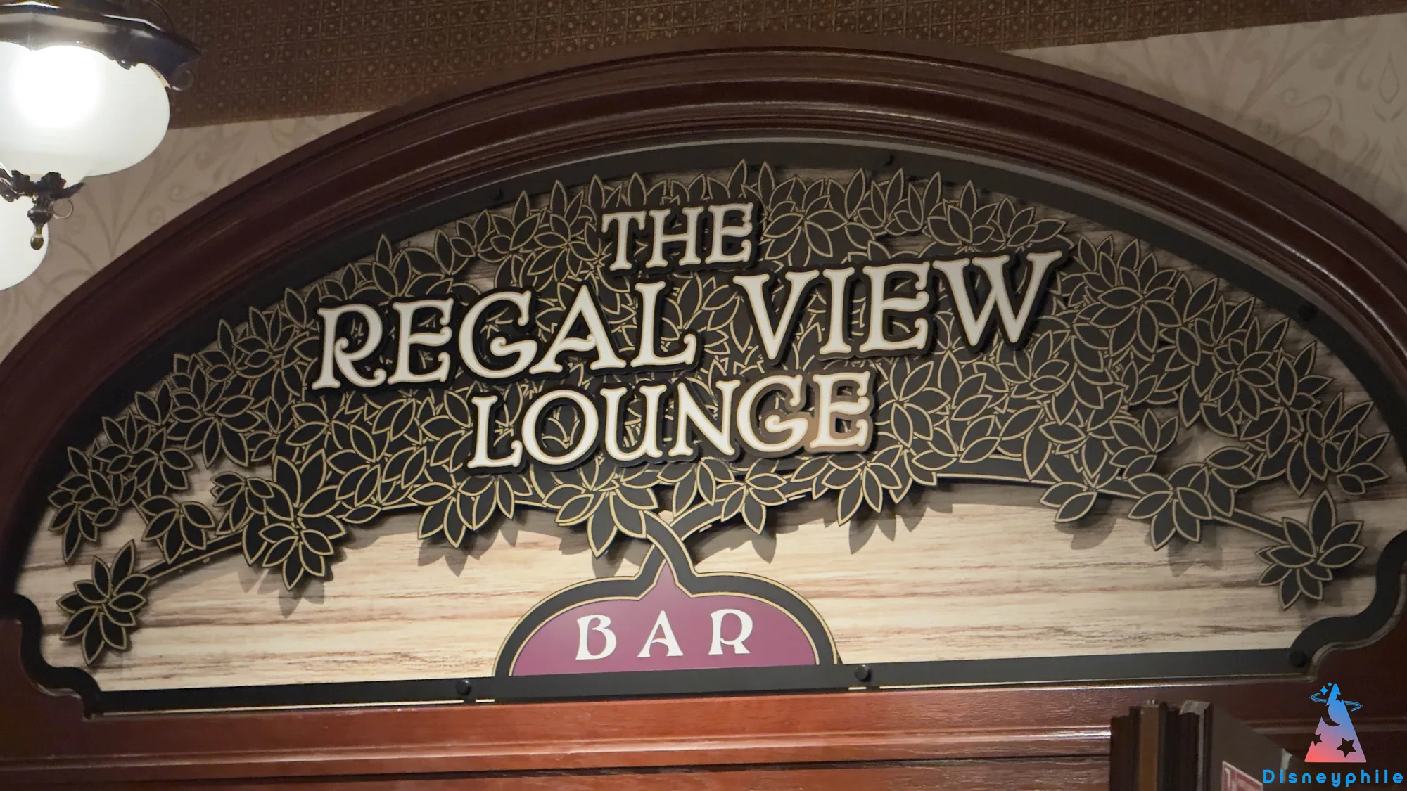 Premier aperçu du bar / lounge de The Regal View à Disney Adventure ...