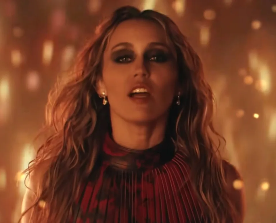 Miley Cyrus irradie le clip de Dream As One pour Avatar : De Feu et de ...